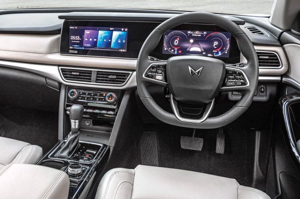 Mahindra XUV700 AX Series Accessories Specifications & Features ...